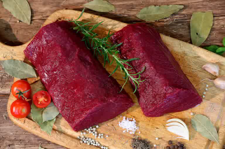 Jak przyrządzić comber z jelenia, żeby był smaczny i aromatyczny?